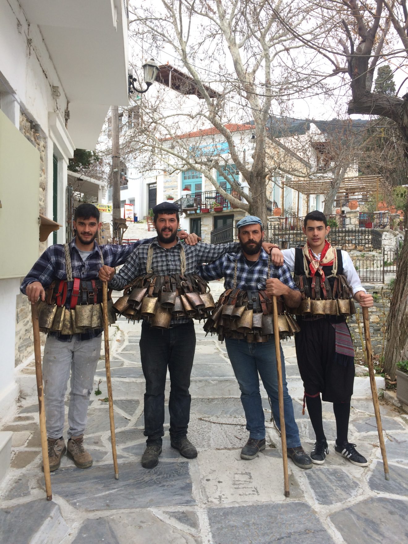 Τσικνοπέμπτη στο Φιλώτι της Ναξου με τους εκκωφαντικούς Κουδουνάτους ...