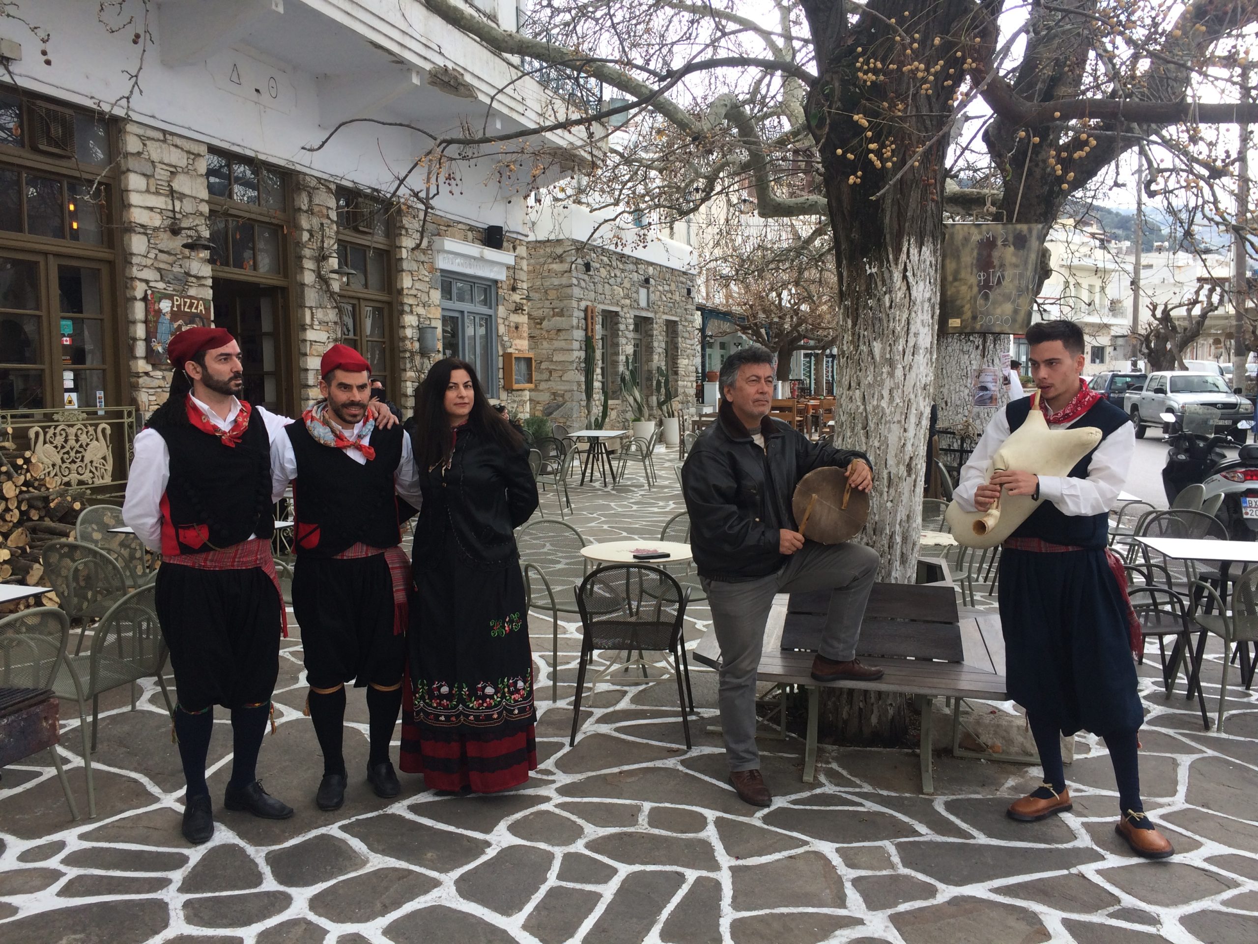 Τσικνοπέμπτη στο Φιλώτι της Ναξου με τους εκκωφαντικούς Κουδουνάτους ...