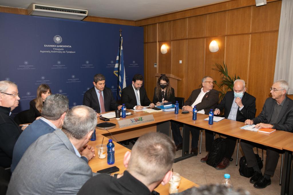 ΥΠΑΑΤ: Ευρεία σύσκεψη φορέων για το γάλα και τα προϊόντα του ...